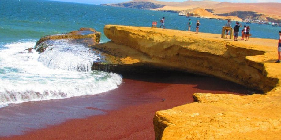 La inusual playa de arena roja, impetuosas olas y aguas turquesas ...